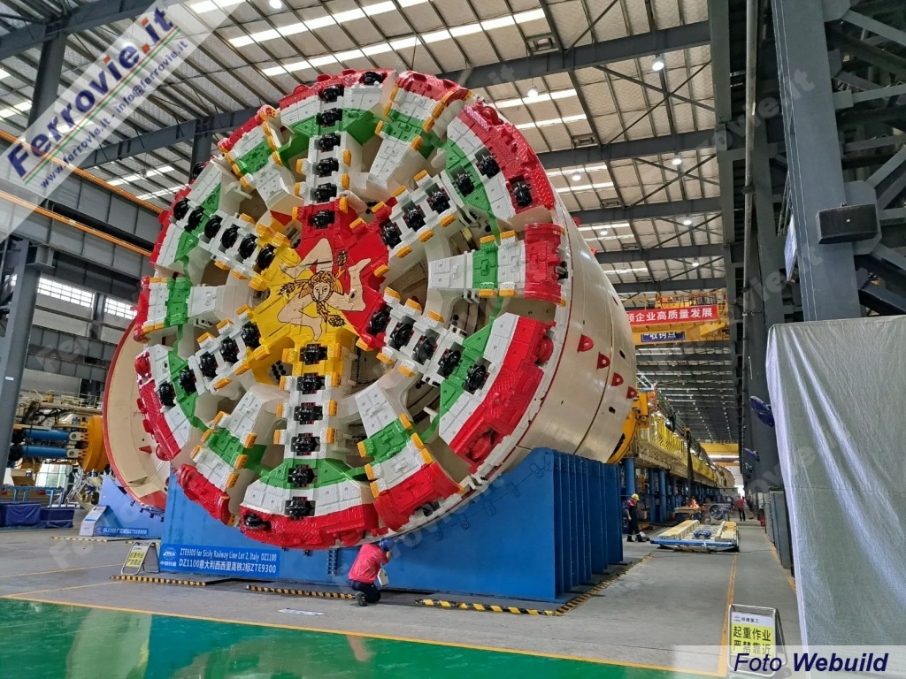 Ferrovie.it - Webuild: pronta per il viaggio verso la Sicilia la talpa per la Messina-Catania