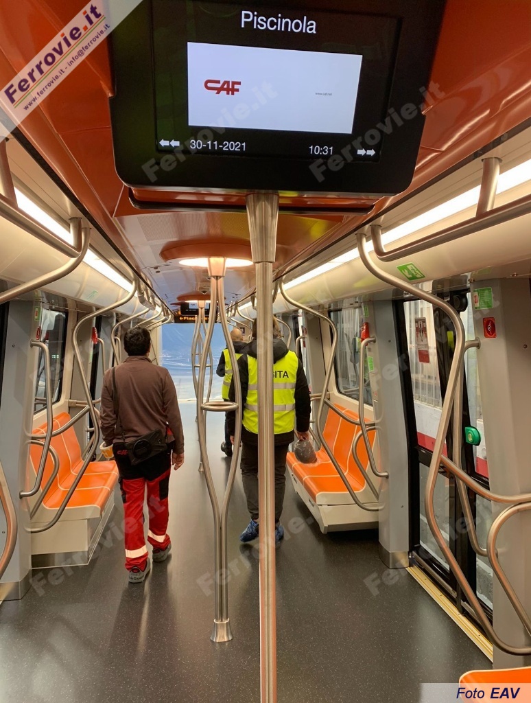 Ferrovie.it - A Napoli il primo treno CAF per la Metropolitana EAV